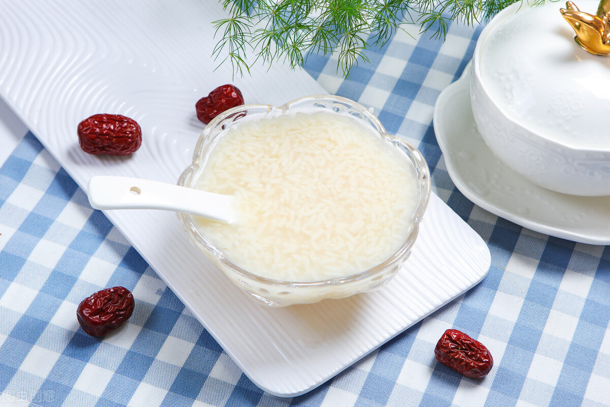 The dew contains the sparse moon, clears the sky, and the forest looks ...