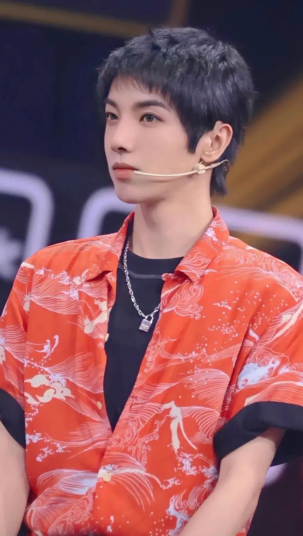 Hua Chenyu, a singer in the entertainment circle, made his debut and ...