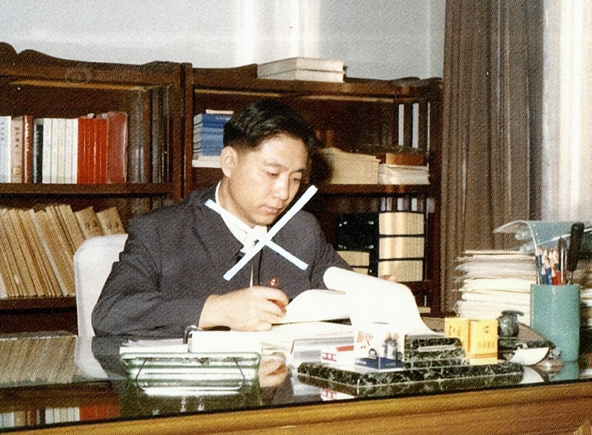 In 1976, Secretary Wang Hongwen suddenly noticed something was wrong ...