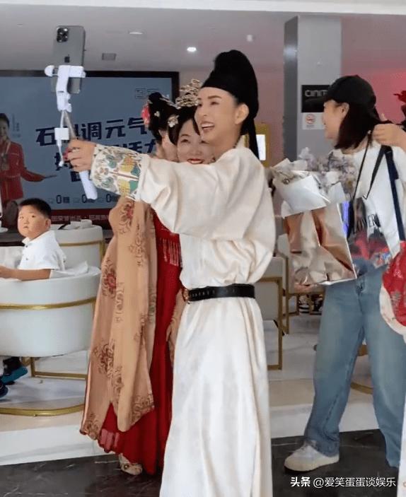 Li Ruotong cosplays as Li Bai watching a movie, full of heroism and ...