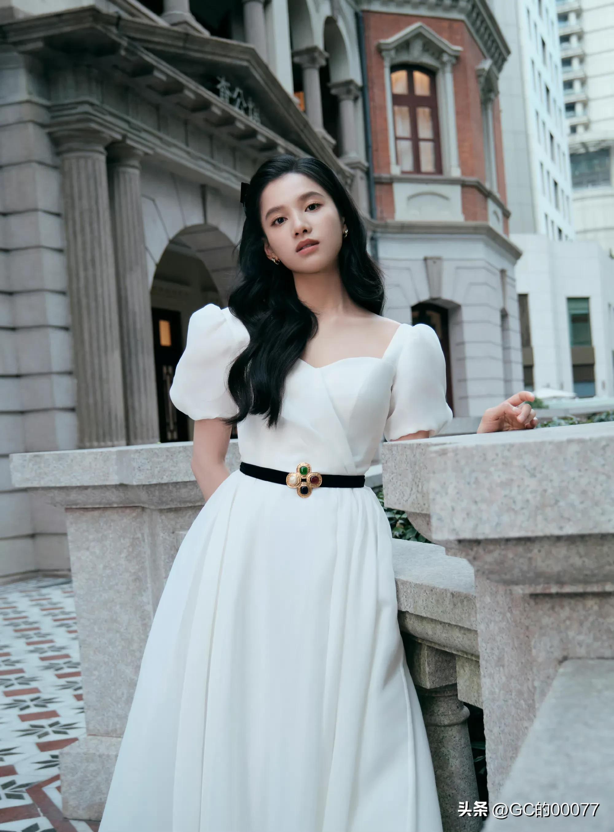 Star picture Zhang Jingyi - iNEWS