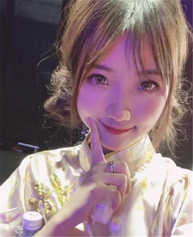 LPL female commentator hi Brother Li: Thank you faker, but the players ...