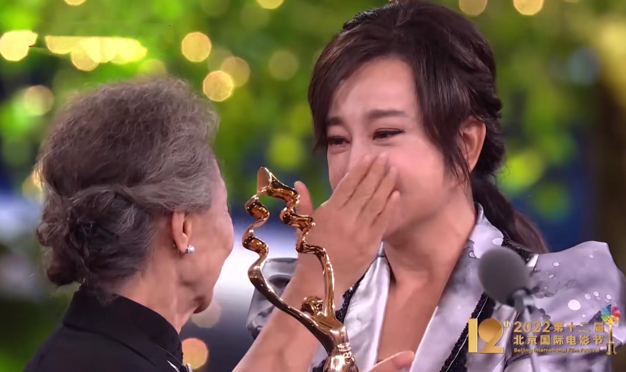84-year-old Wu Yanshu won the Tiantan Award for Best Actress!Crying with someone, the audience ...