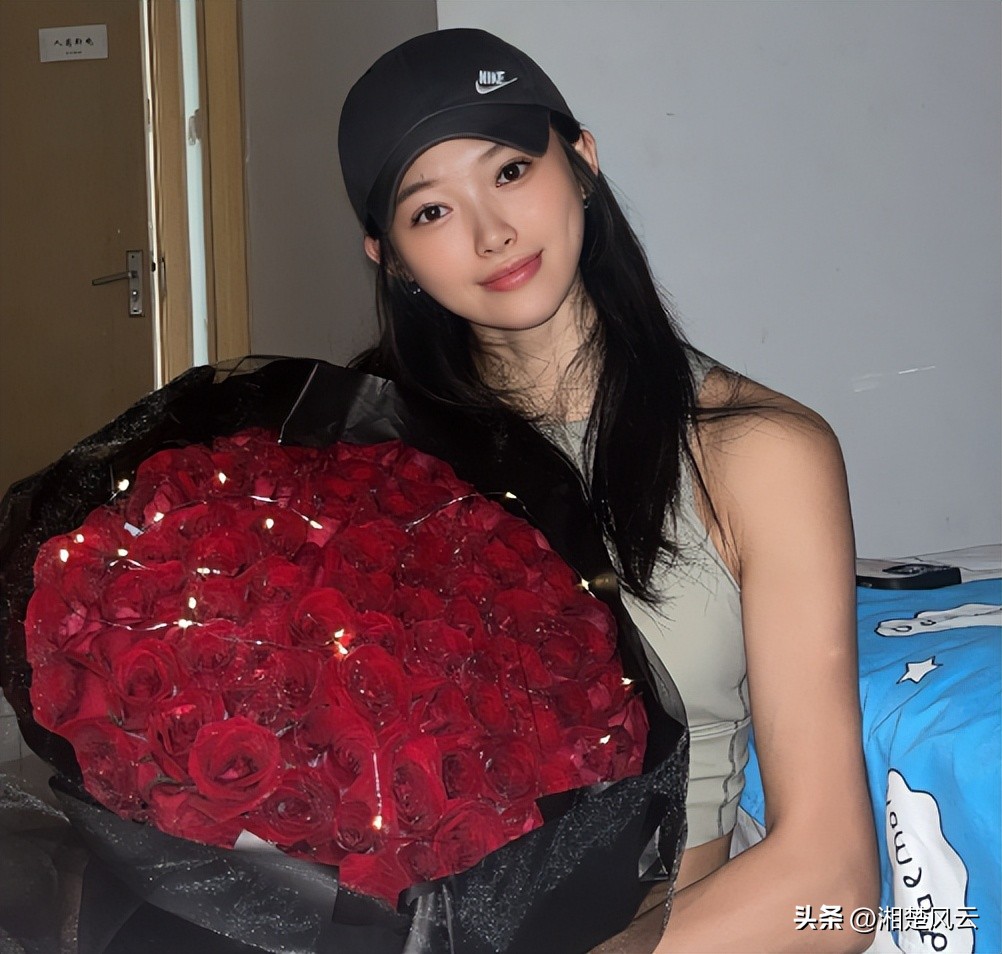 Wu Yanni receives flowers on Chinese Valentine's Day! The mother ...