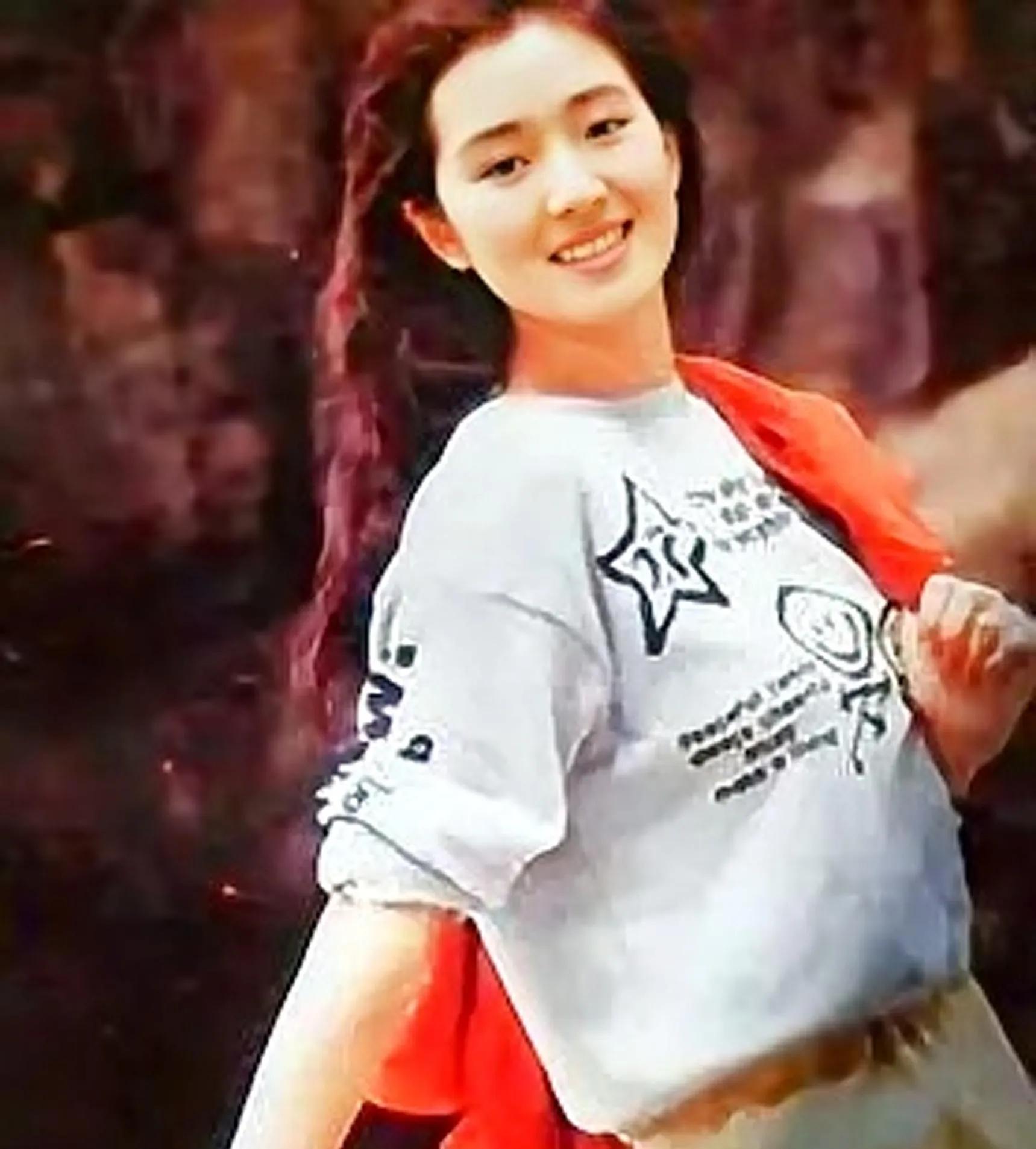 How beautiful was Gong Li when she was young? These old photos will ...