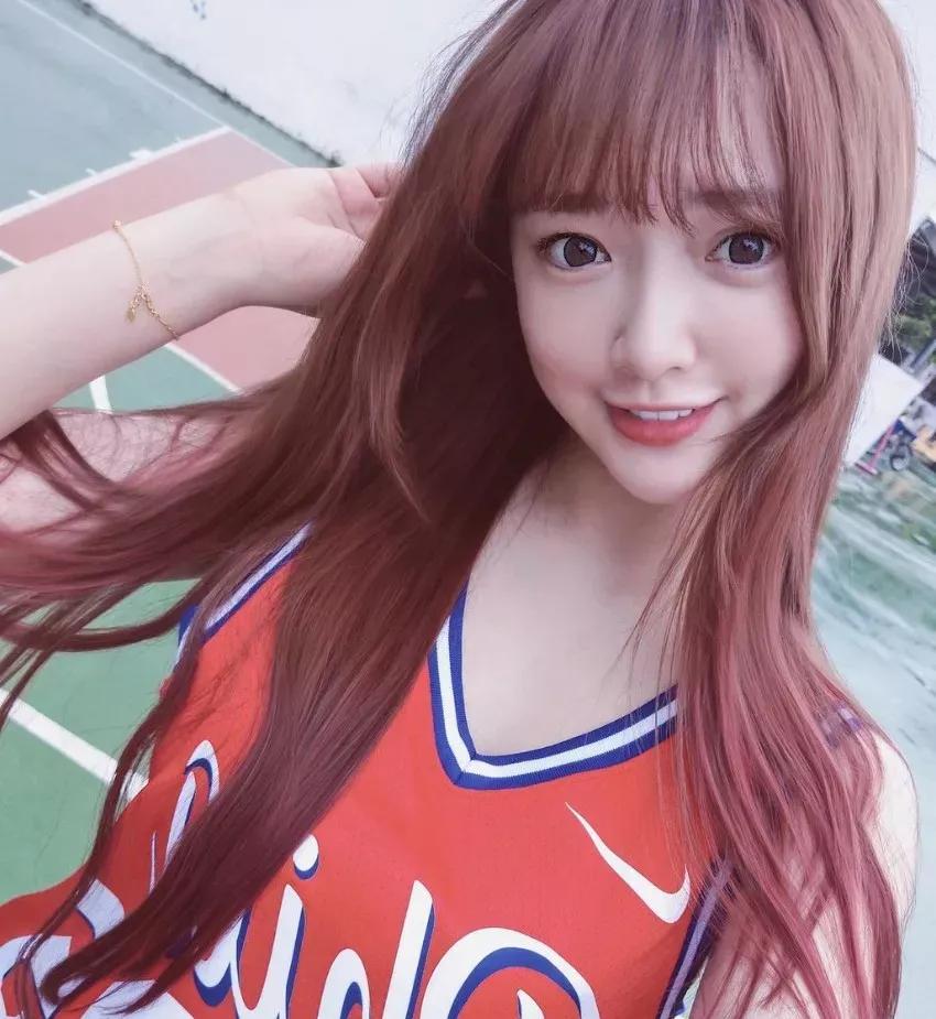 The little girlfriend is online, pure face + perfect body - iNEWS