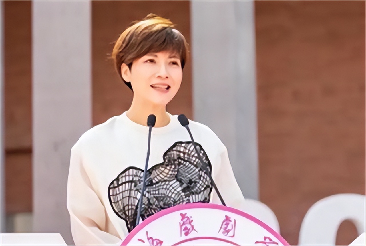 Famous host Ji Xueping married a wealthy husband happily, a daughter ...
