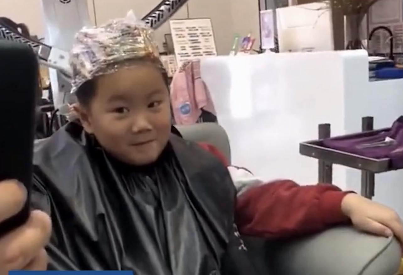 Holding his head and crying, the little boy gradually collapsed after ...