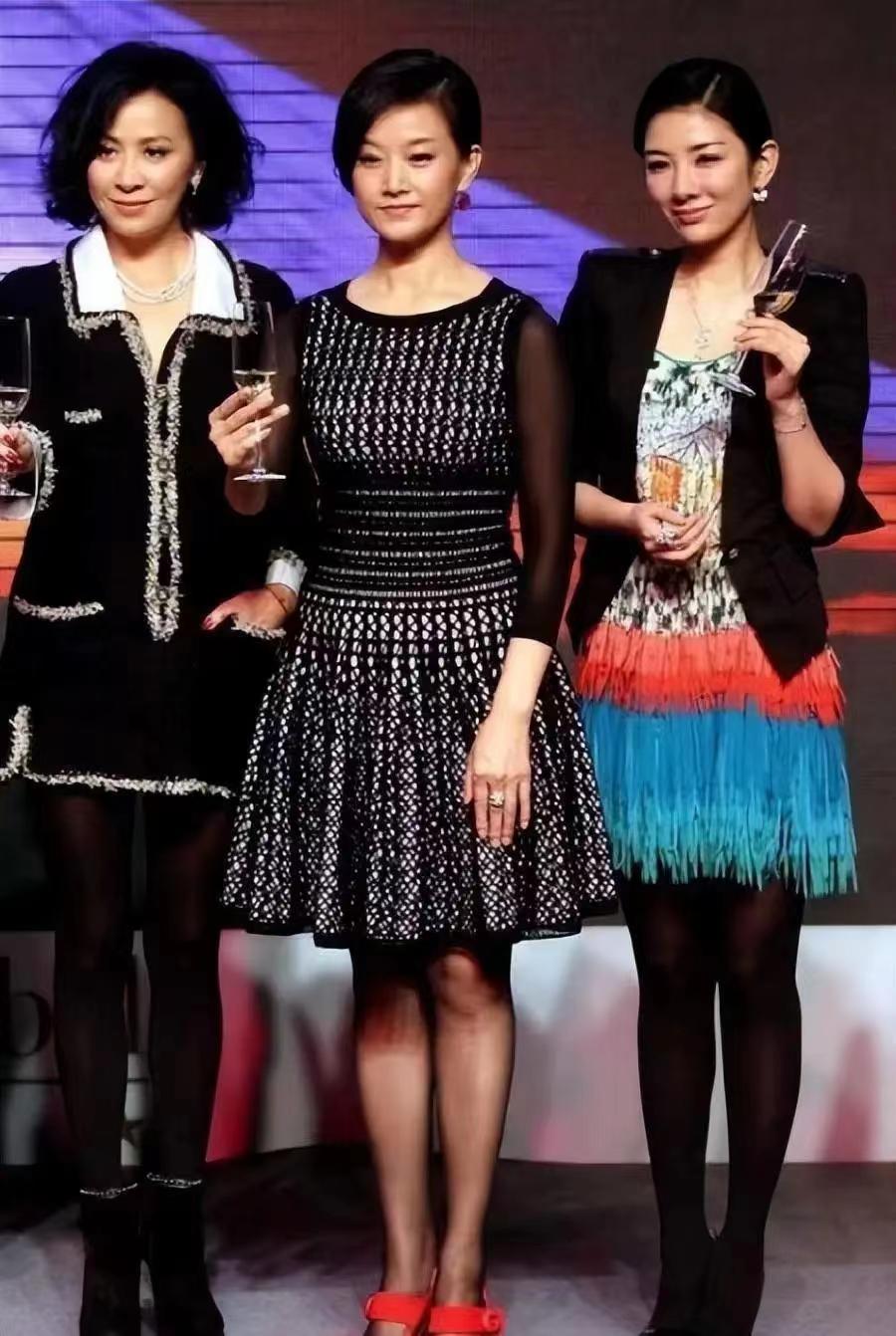 Song Zuying finally stopped hiding, wearing stockings in the same frame ...