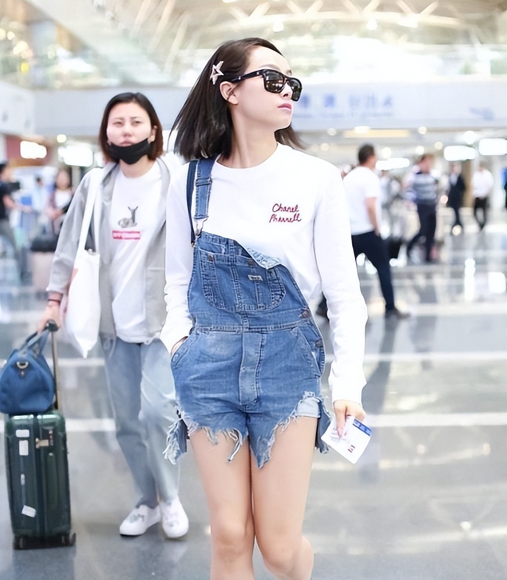 "Broken" denim shorts with a white sweater, Victoria Song turned into a ...