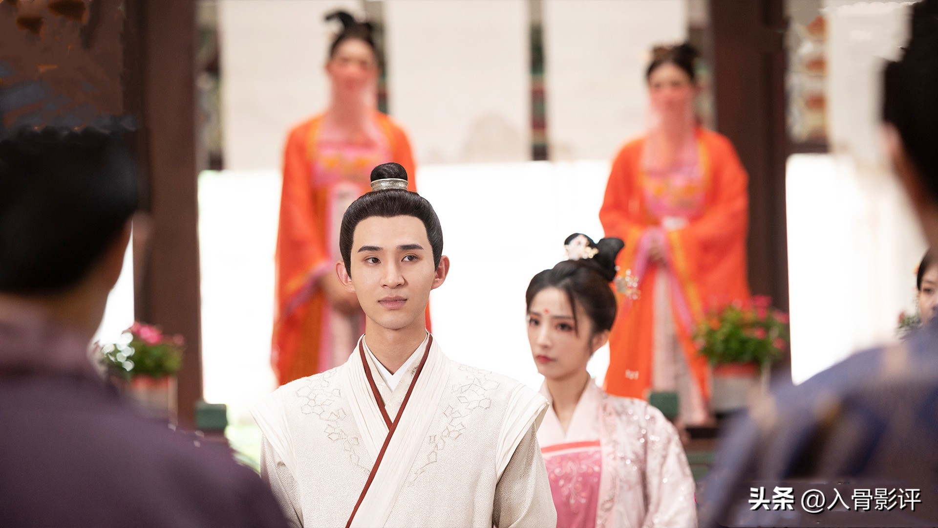 "Under Li You": Li You is favored by two young ladies, and there are ...