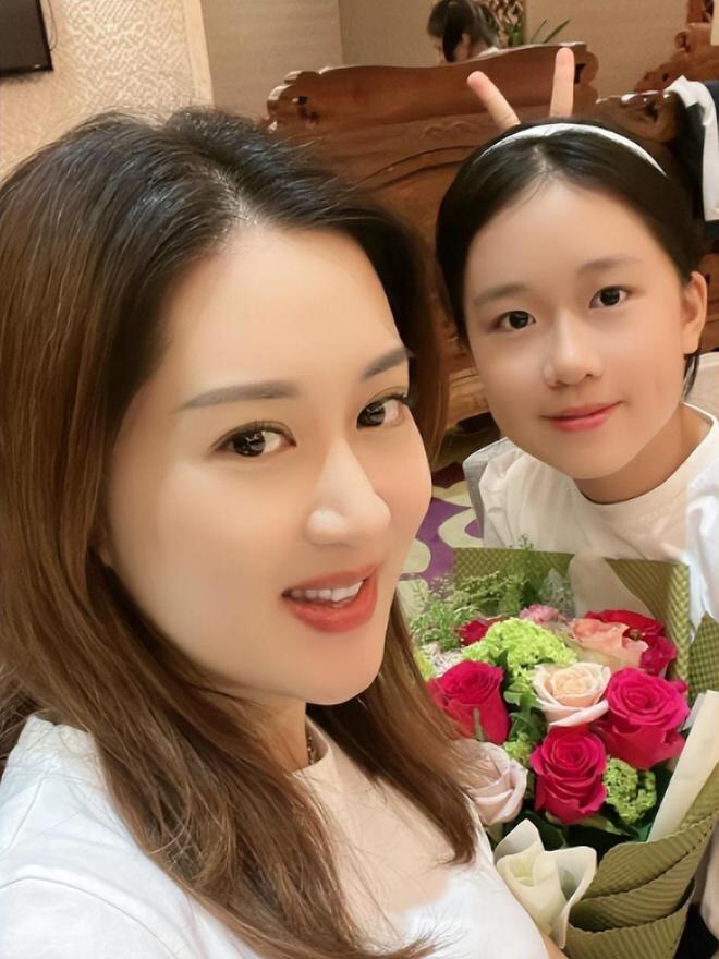 The 41-year-old "Chinese Girl" Huang Xiaohua is officially back to herself, and the story ...