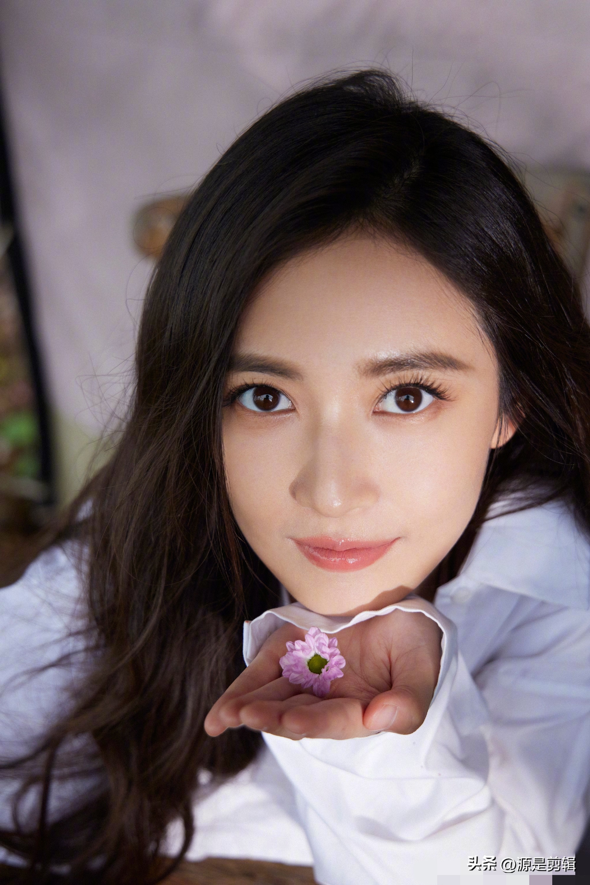 Chen Yuqi is cute and charming holding flowers - iMedia