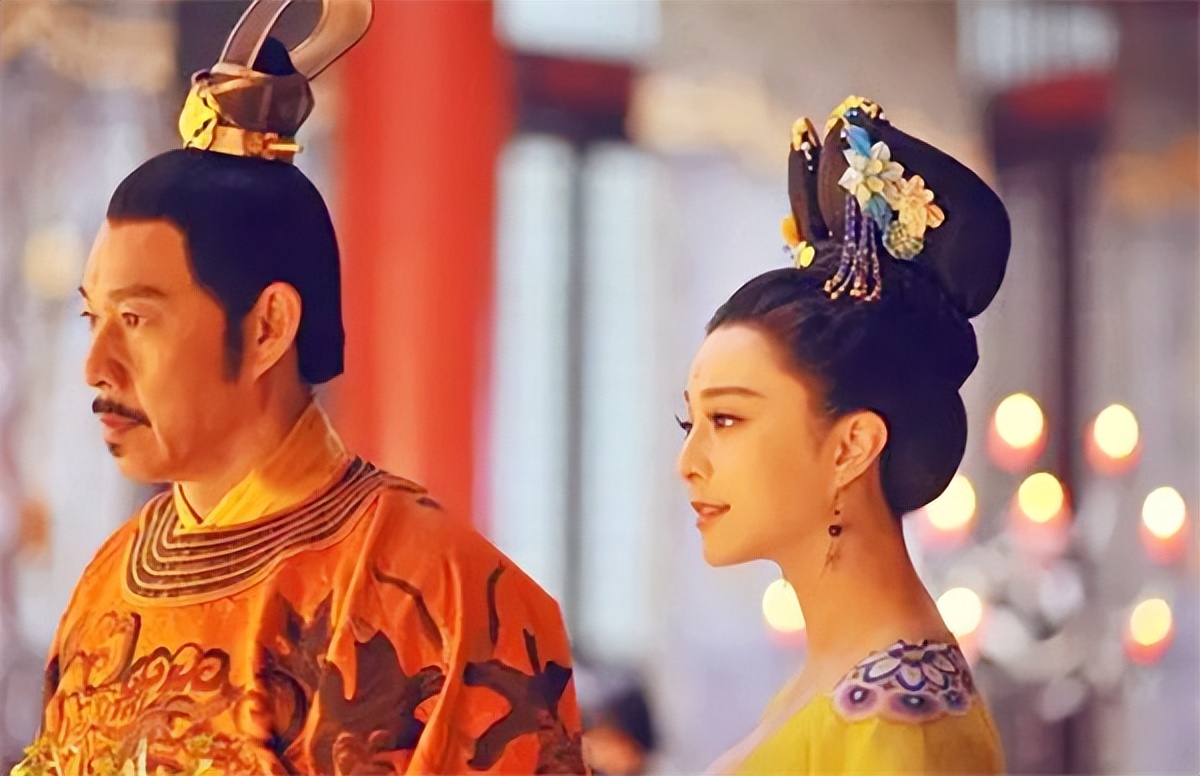Wu Zetian was over 70 years old, and she was accompanied by 2 handsome ...