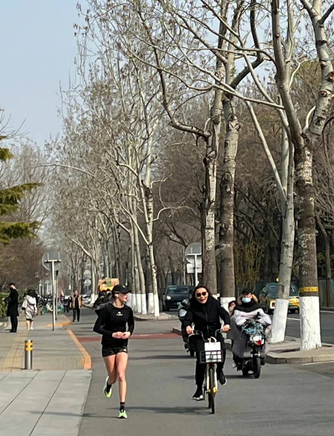 Run a half marathon after eating and broadcasting!Gu Ailing's half ...