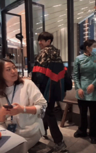 Netizens ran into He Jiong who was eating in a restaurant. What is the ...