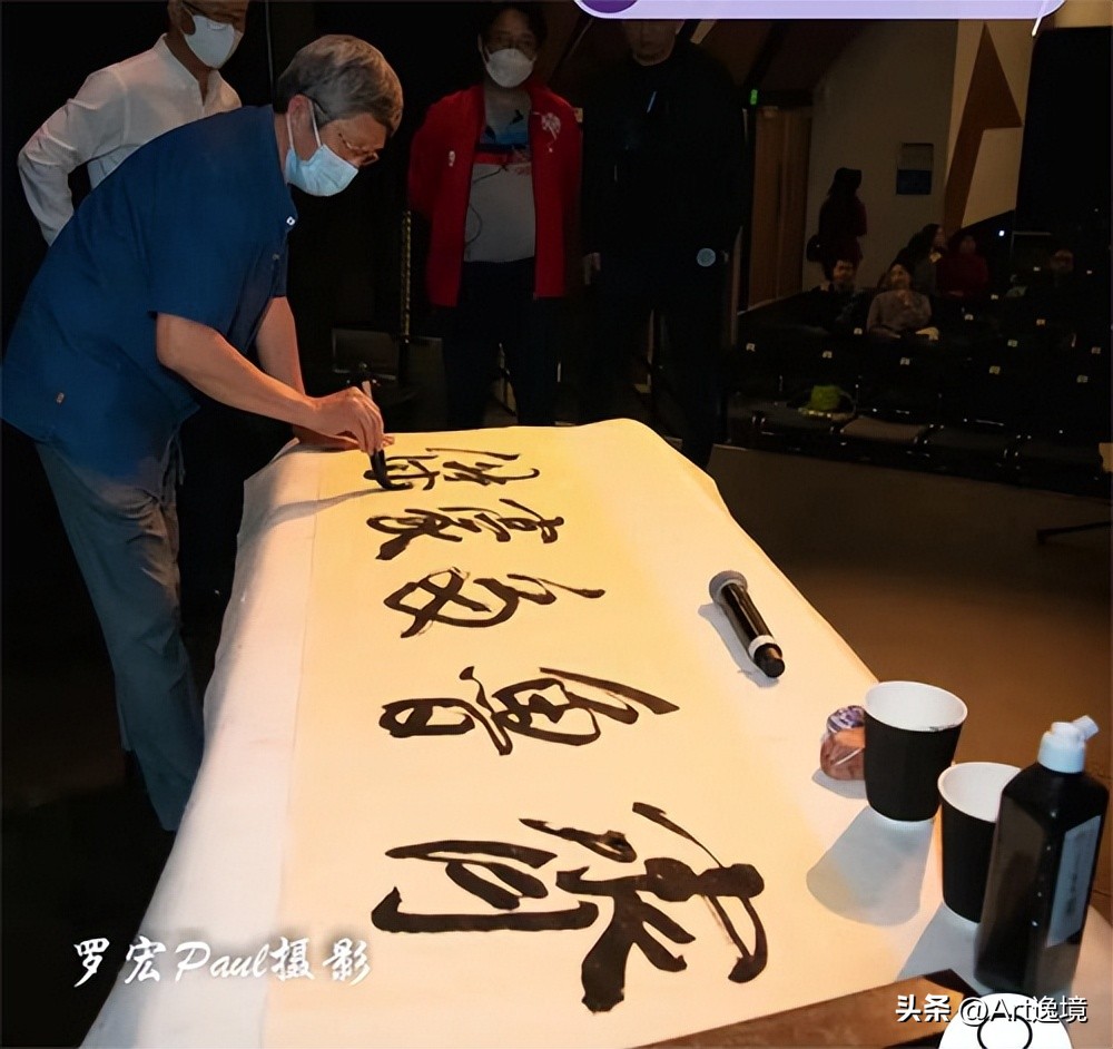 The brush is full of ink and the brush is like a cloud of smoke ...