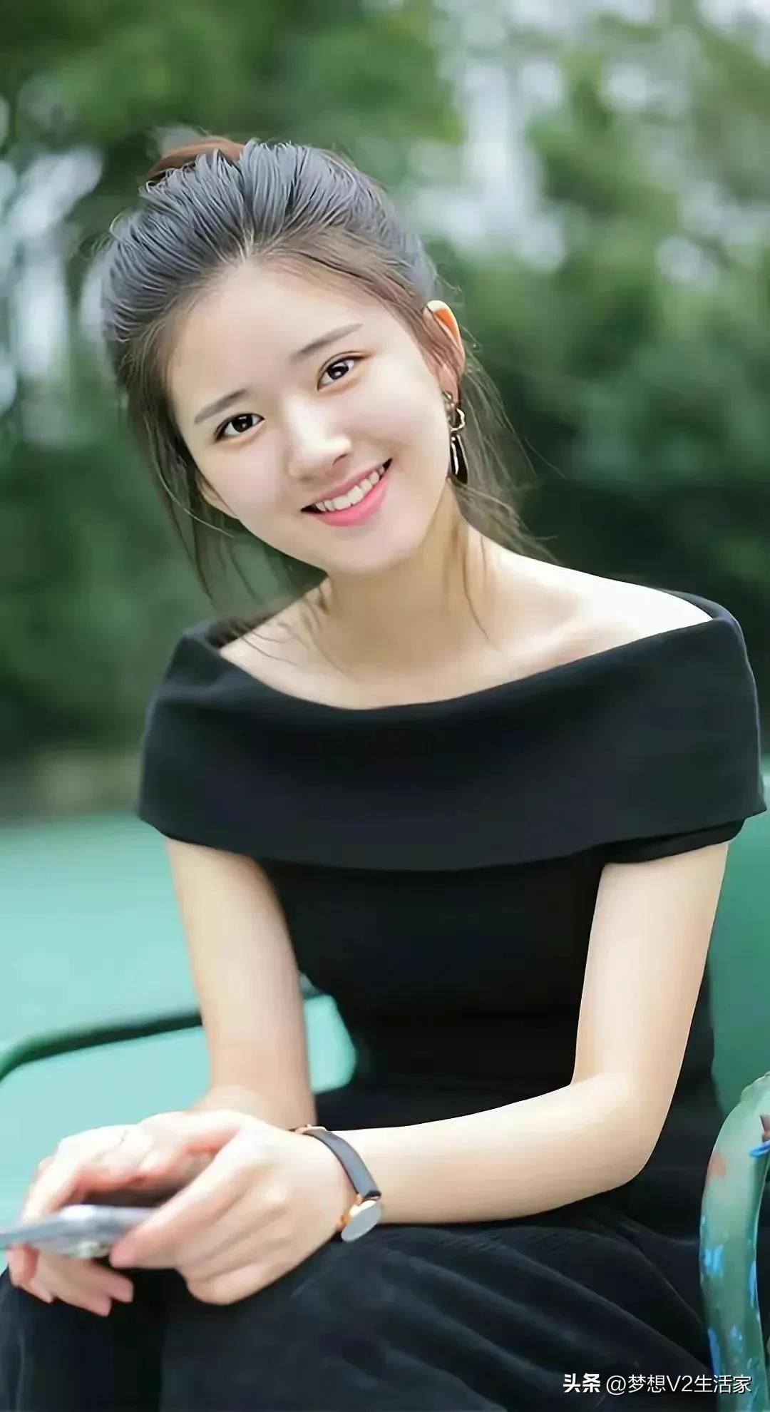 The young girl Zhao Lusi, with her beautiful face and unremitting ...