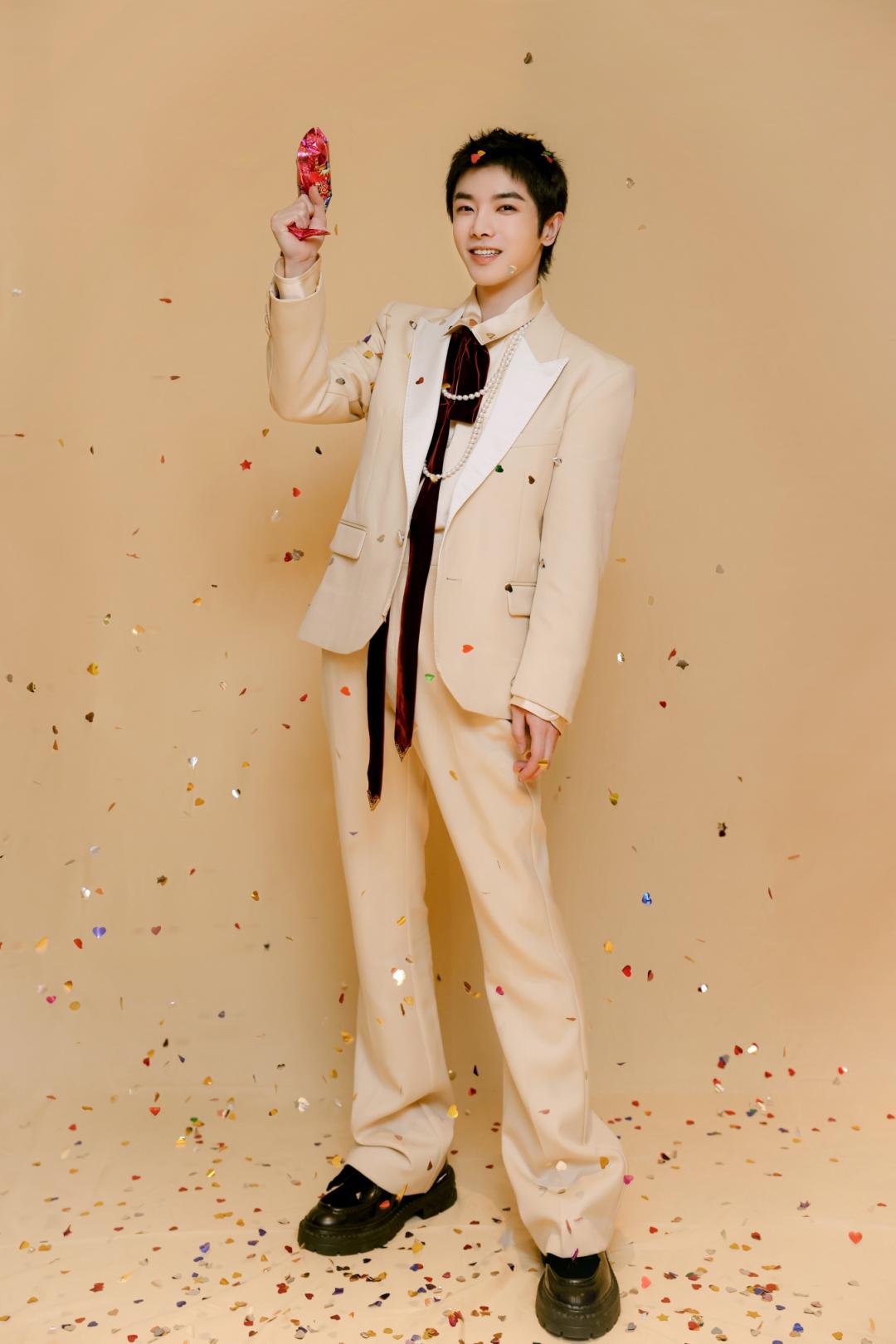 Hunan Satellite TV's New Year's Eve Concert Finale!Hua Chenyu sang a ...