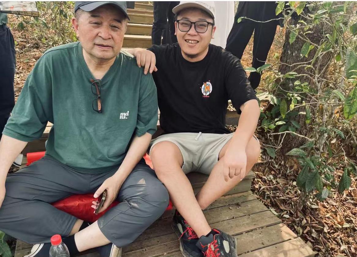 Bi Fujian appeared in the countryside, sitting on the ground was too ...