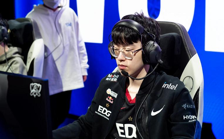 In the first match of the EDG World Championship against T1, the ...