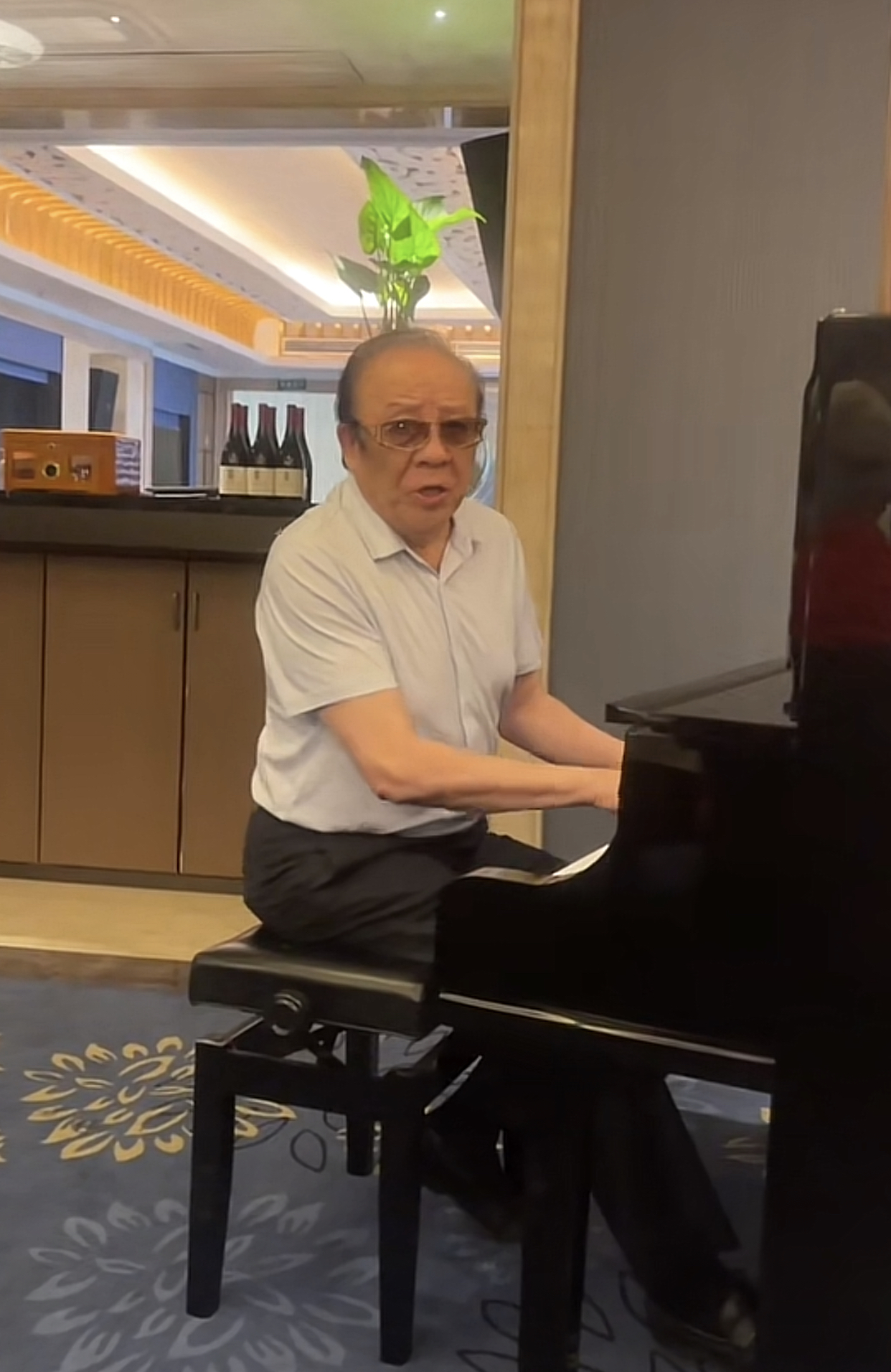 81-year-old singer Yang Hongji appeared, playing the piano in the ...