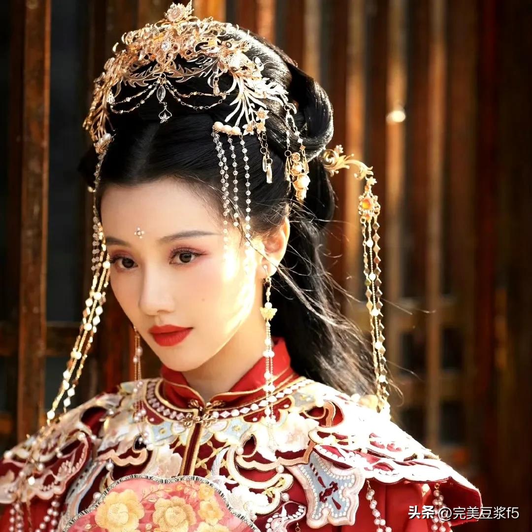 King Herun in red seemed to have seen the scene of Jiao Liqiao marrying ...