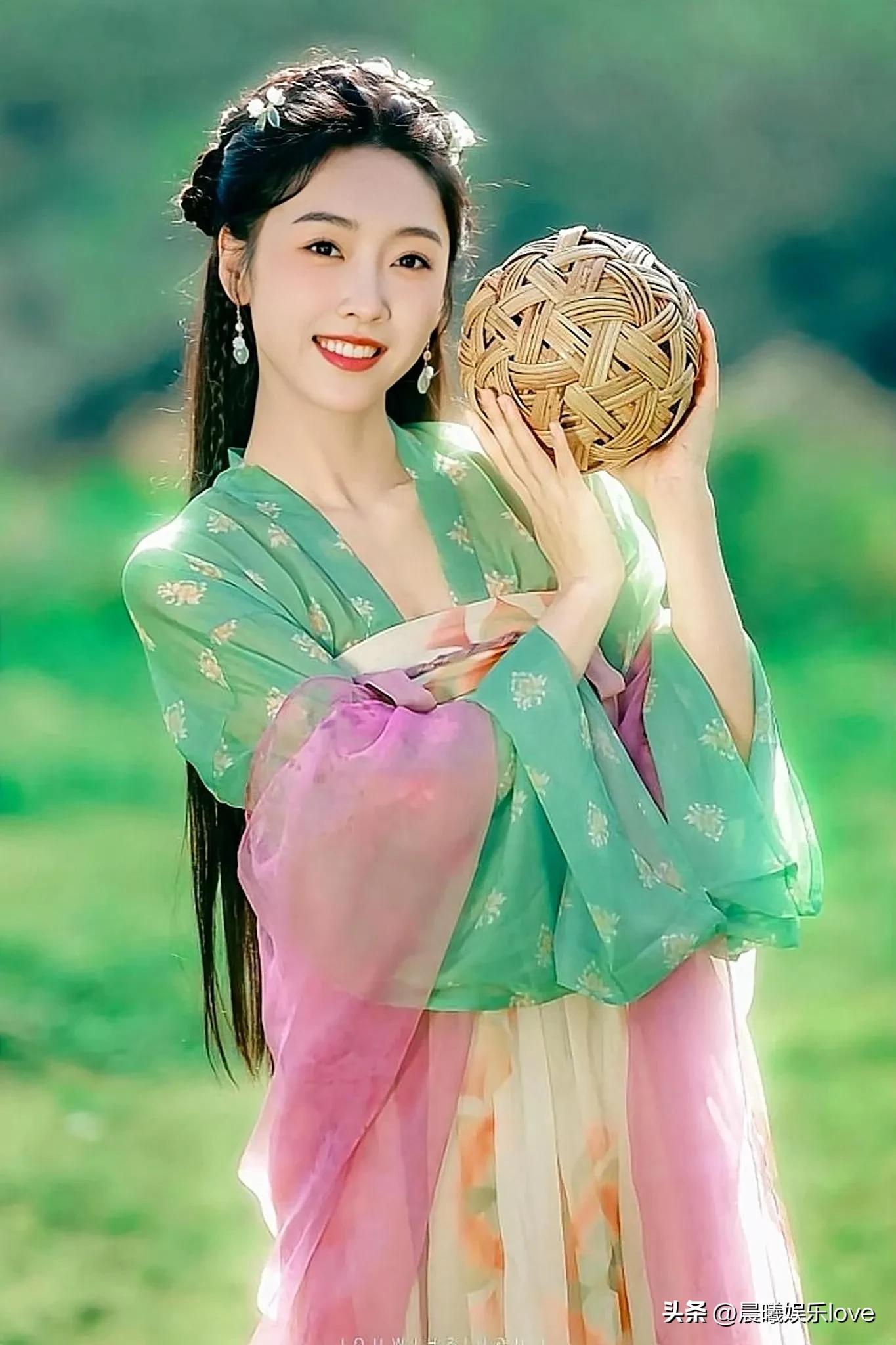 Xuan Lu is known as the flower fairy in ancient costumes, she is so ...