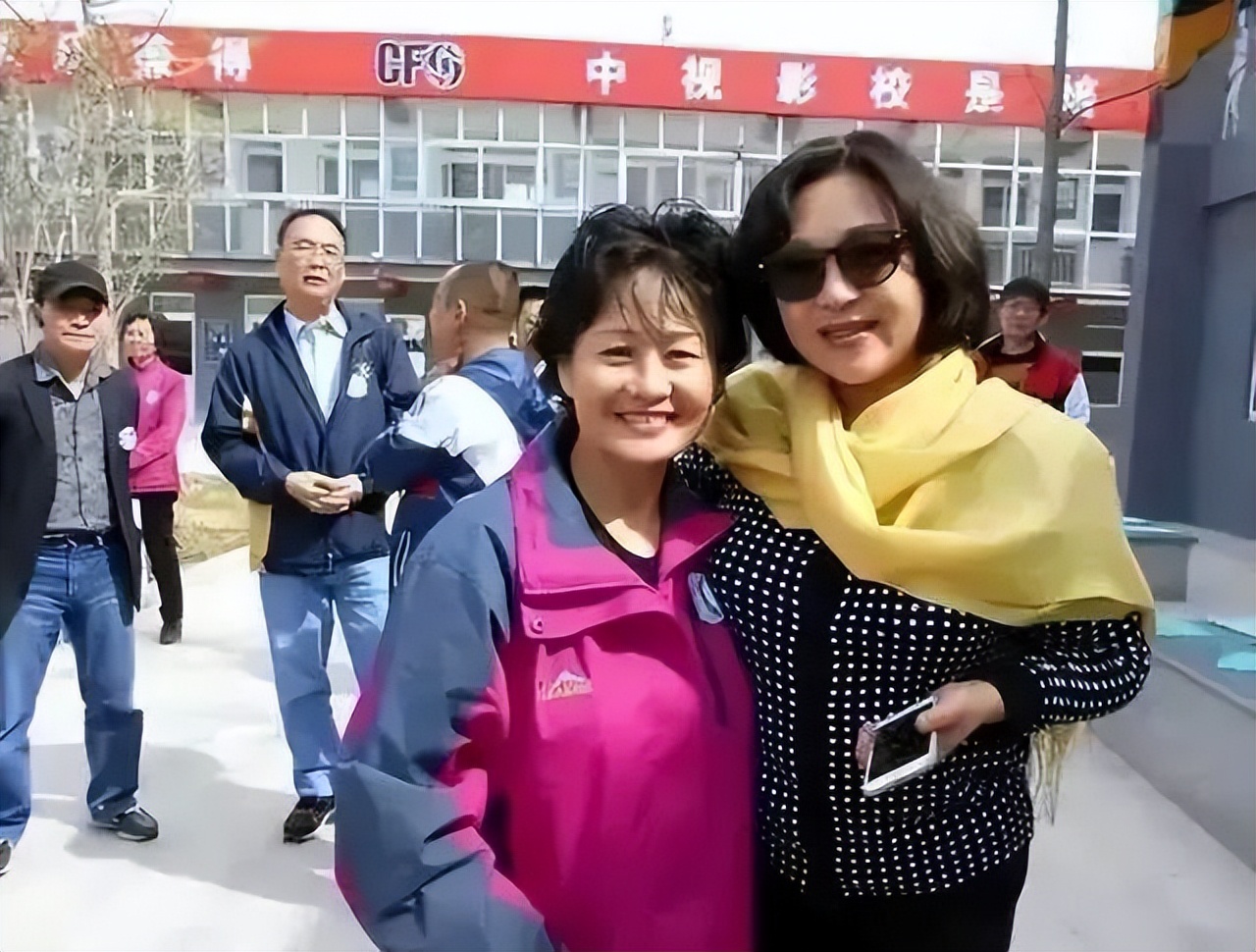 Jet Li posted a recent photo of his wife, 61-year-old Li Zhi is aging ...