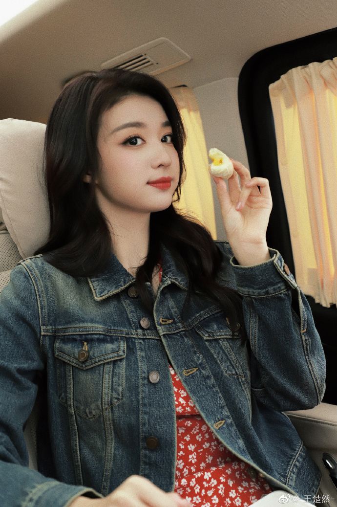 Wang Churan's summer photo has a super sweet smile! The snow-skinned ...