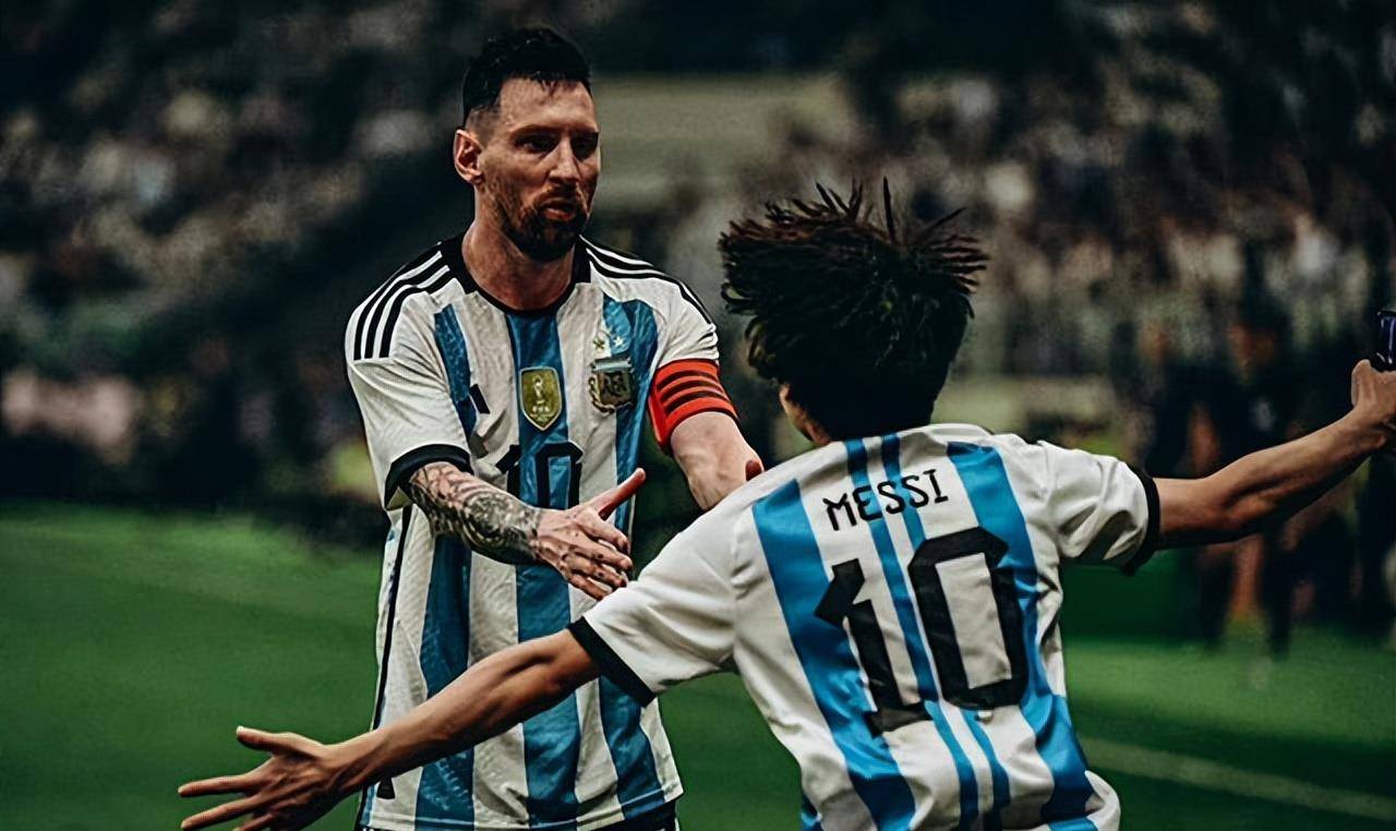 Hug Messi, high-five Martin, as a fan, this brother is worth living ...