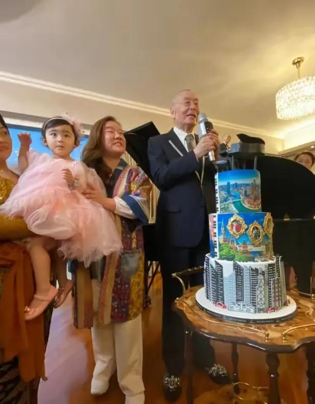 84-year-old Liu Shikun celebrates his birthday, his 46-year-old wife is ...