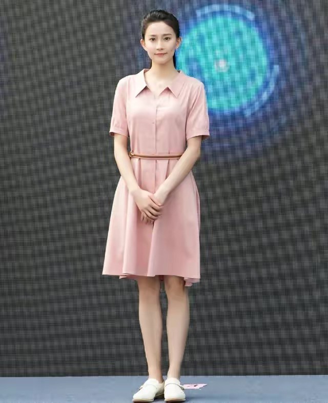 Sun Yang's 25-year-old girlfriend is so beautiful!Wearing a pink shirt ...