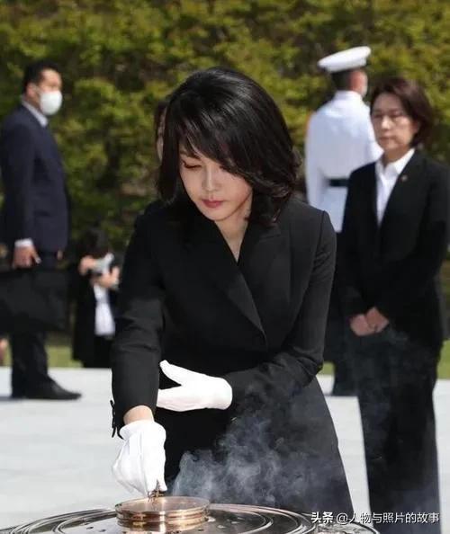 South Korea's first lady Kim Gun-hee and North Korea's Lee Seol-ju who ...