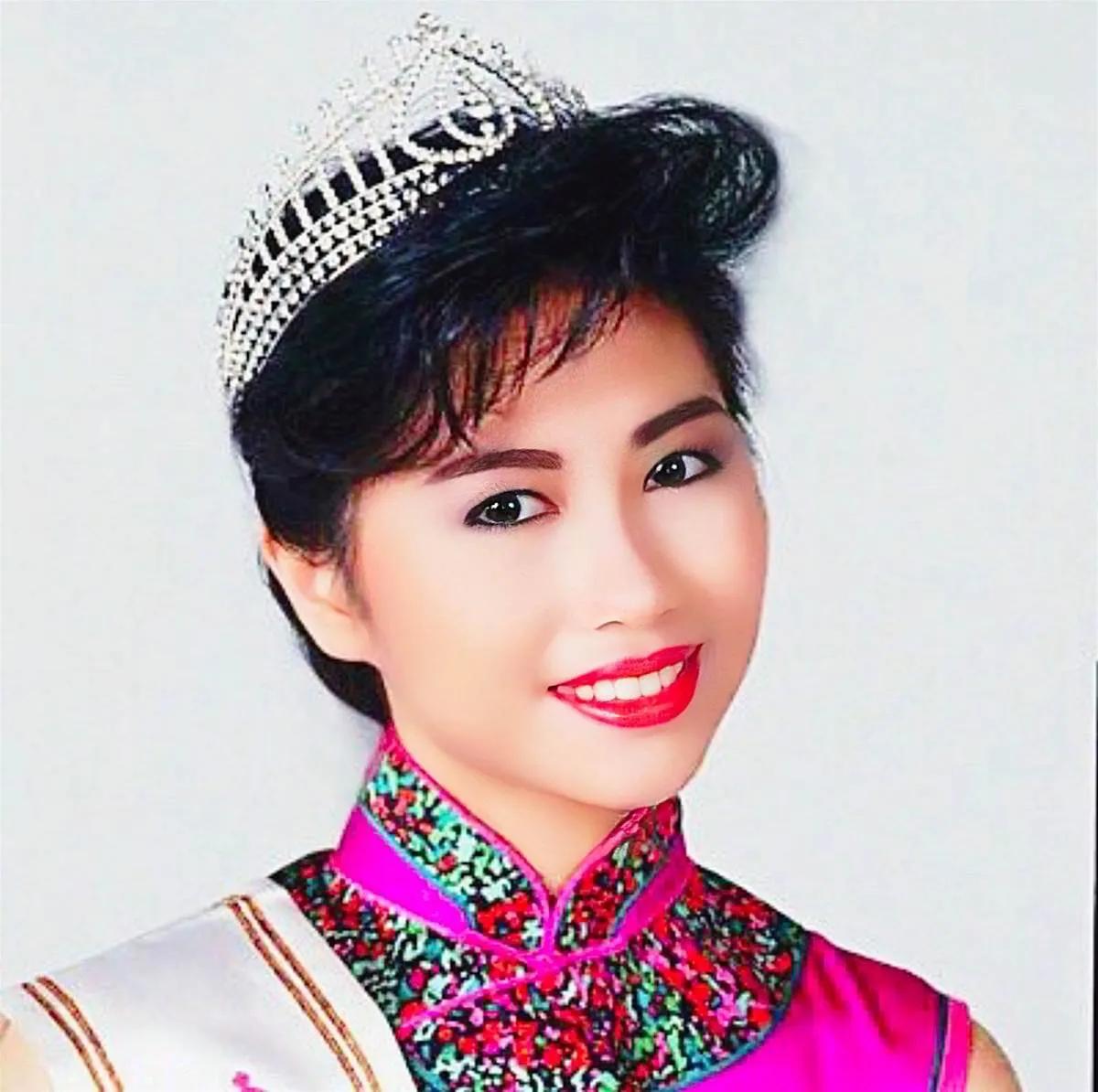 The well-known Hong Kong sister champion takes a swimsuit photo!Holding ...