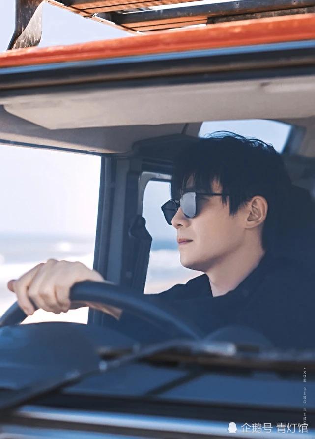 Zhu Yilong and his good sister Peng Guanying travel by car - iNEWS