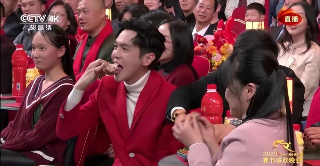 Famous scene in the Spring Festival Gala auditorium: Behind Xu Zhisheng, the little brother ...