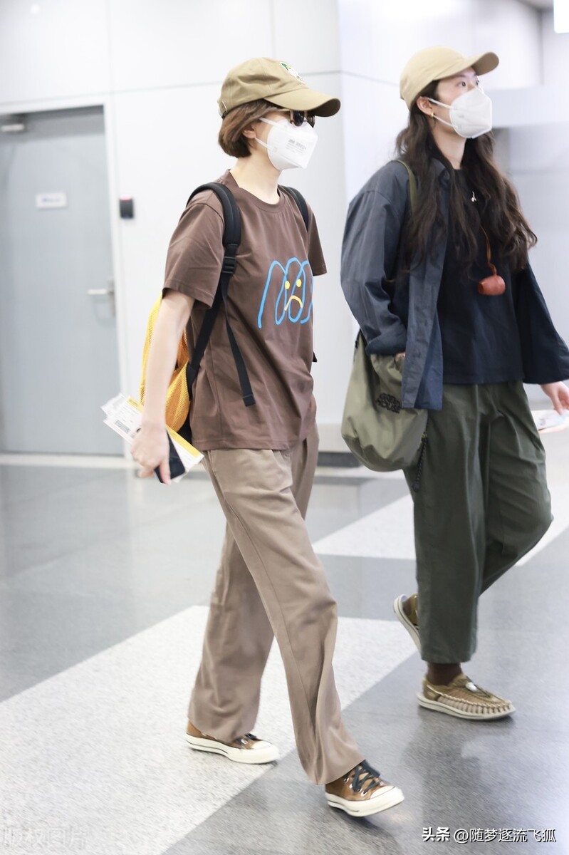 Jiao Junyan appeared at Beijing Airport in a low-key fashion in a ...