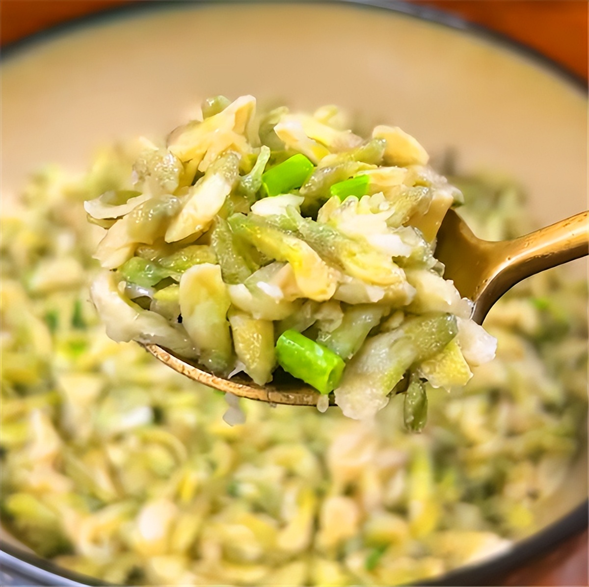 It is wrong to use only flour for steaming locust flower. Add 1 more ...