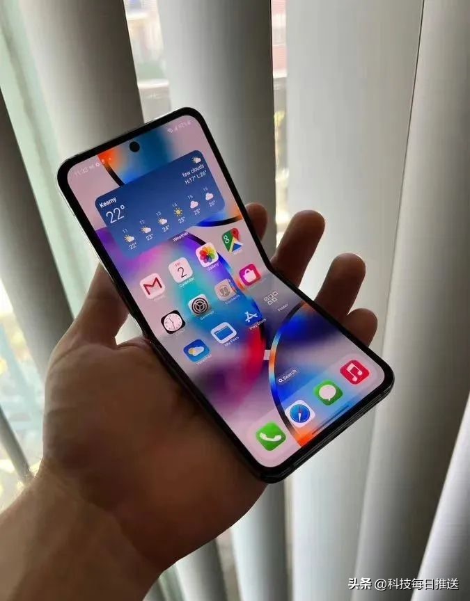 Folding screen iPhone exposure!2 products can be folded horizontally ...