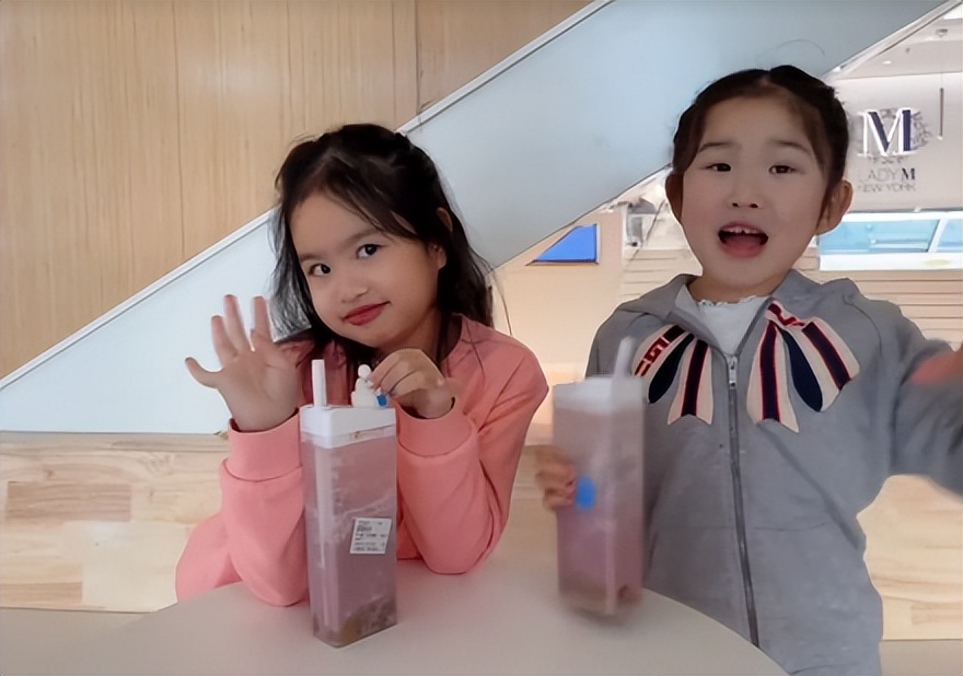 The Bao Beier family is so down-to-earth!Eating instant noodles with my ...