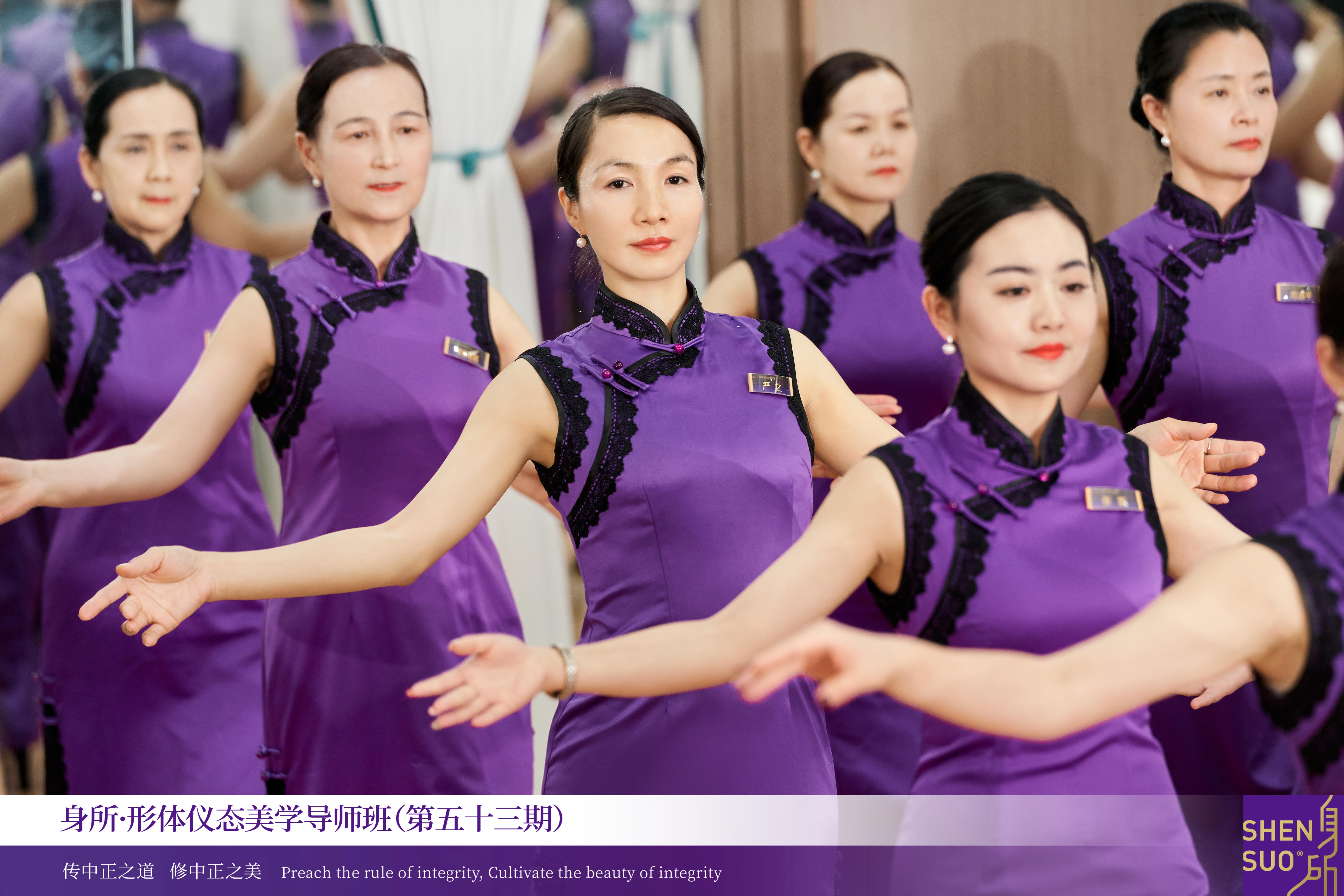 The 53rd cheongsam demeanor class of the body shape and posture ...