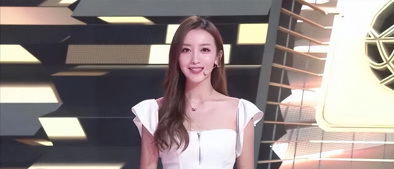 She is the most beautiful anchor in the NBA, with fair skin and ...