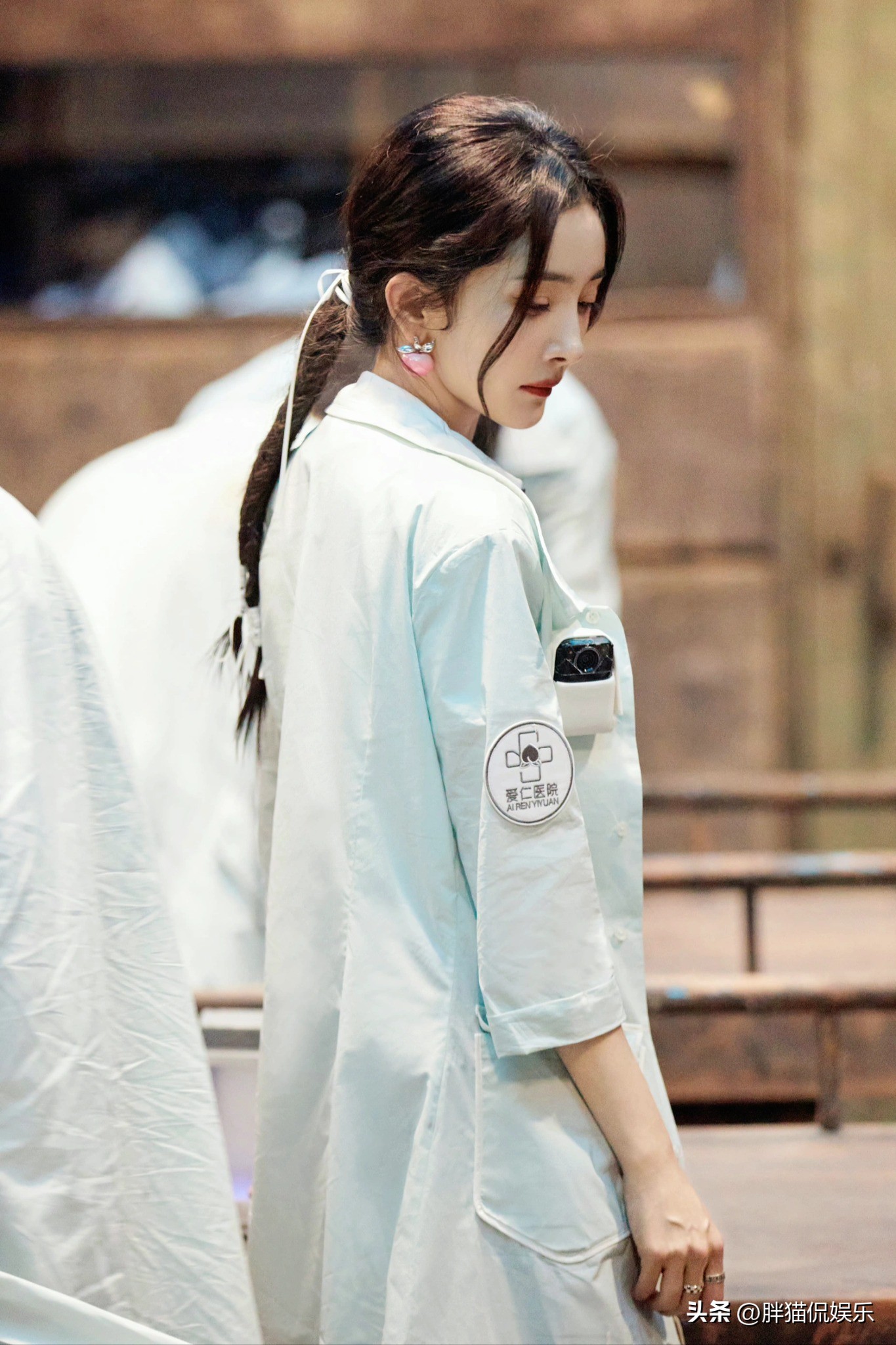 Yang Mi's variety show puts on a gown and turns into a female doctor ...