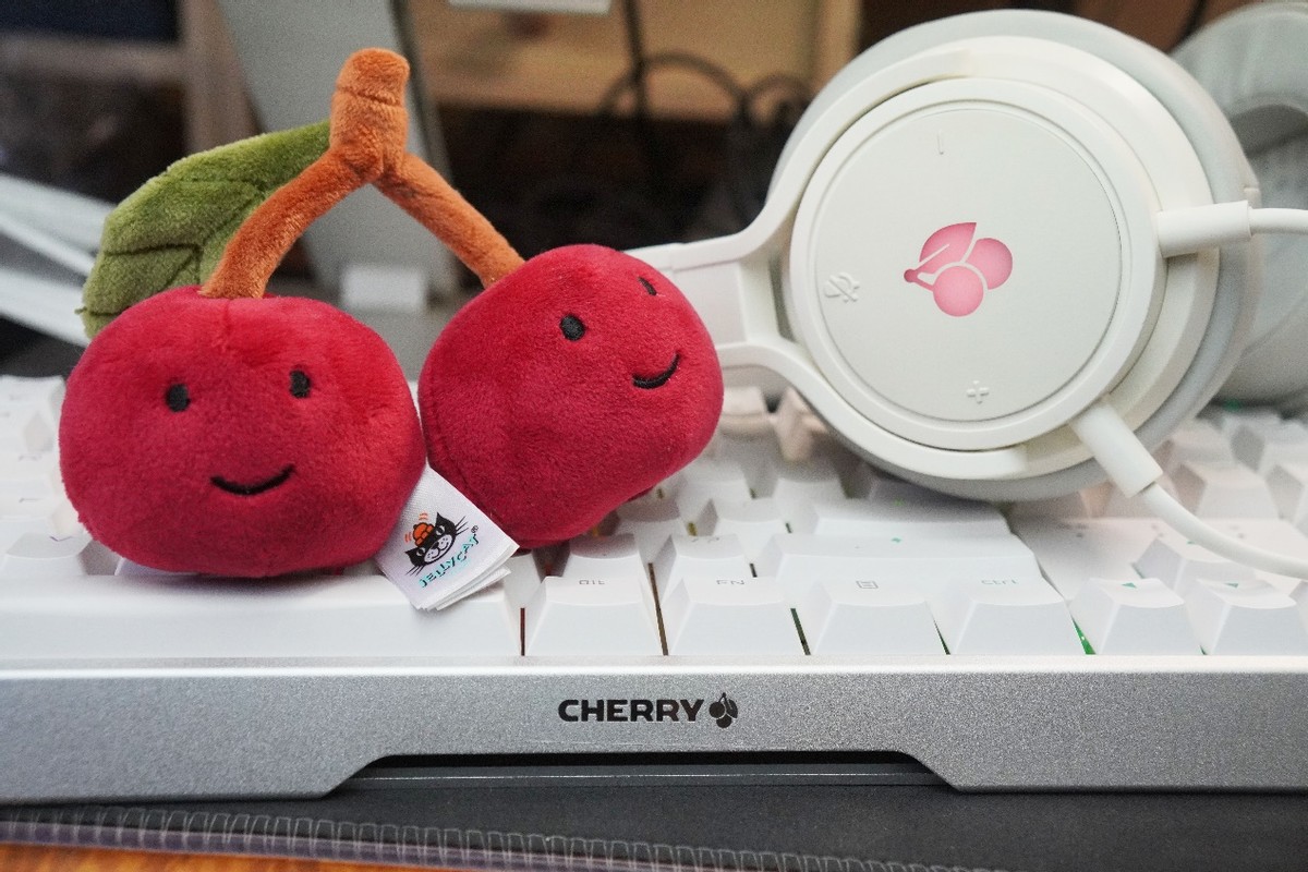 The appearance is in place, Cherry Cherry White Theme Mechanical Keyboard Headphones and Large ...