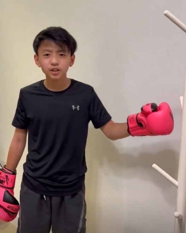 Cecilia Cheung measures Quintus' height, the handsome guy just woke up ...