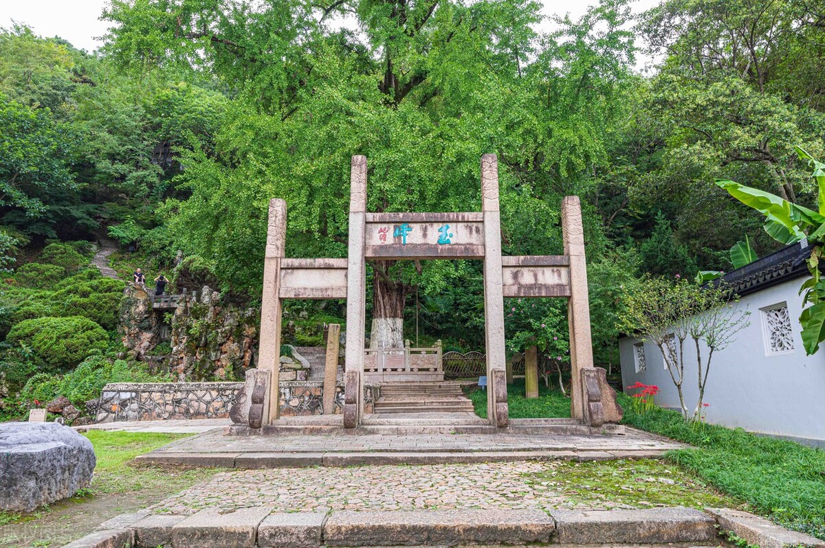 The Three Treasures of Yufeng: The Legend of Kunshi, Qionghua and ...