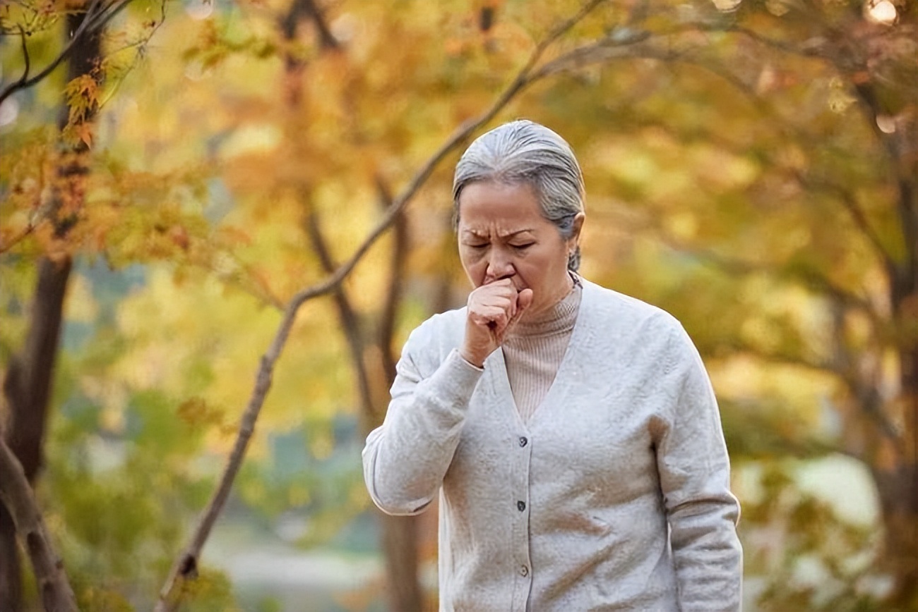 Phlegm is a signal of lung health. What do coughing up black phlegm ...