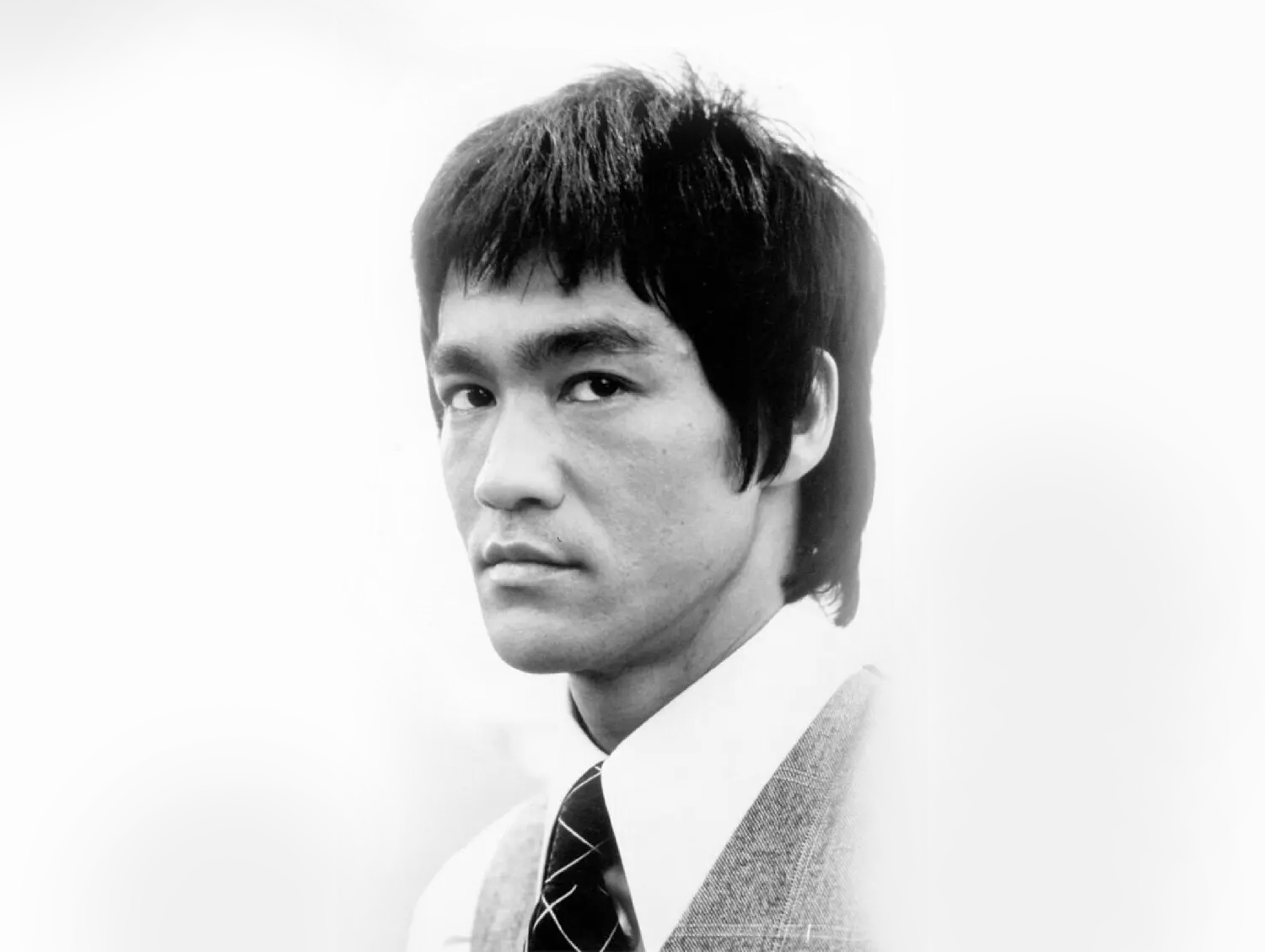 After Bruce Lee was buried, unknown liquid flowed out of the coffin ...