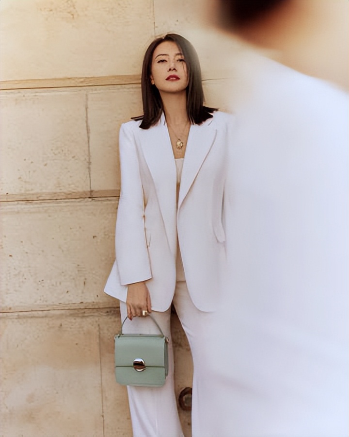 The goddess has a new picture! Gao Yuanyuan walks along the riverside ...